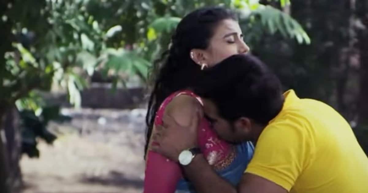Bhojpuri अक्षरा सिंह के साथ पवन सिंह ने दिखाया चुम्मा के जहर हॉट